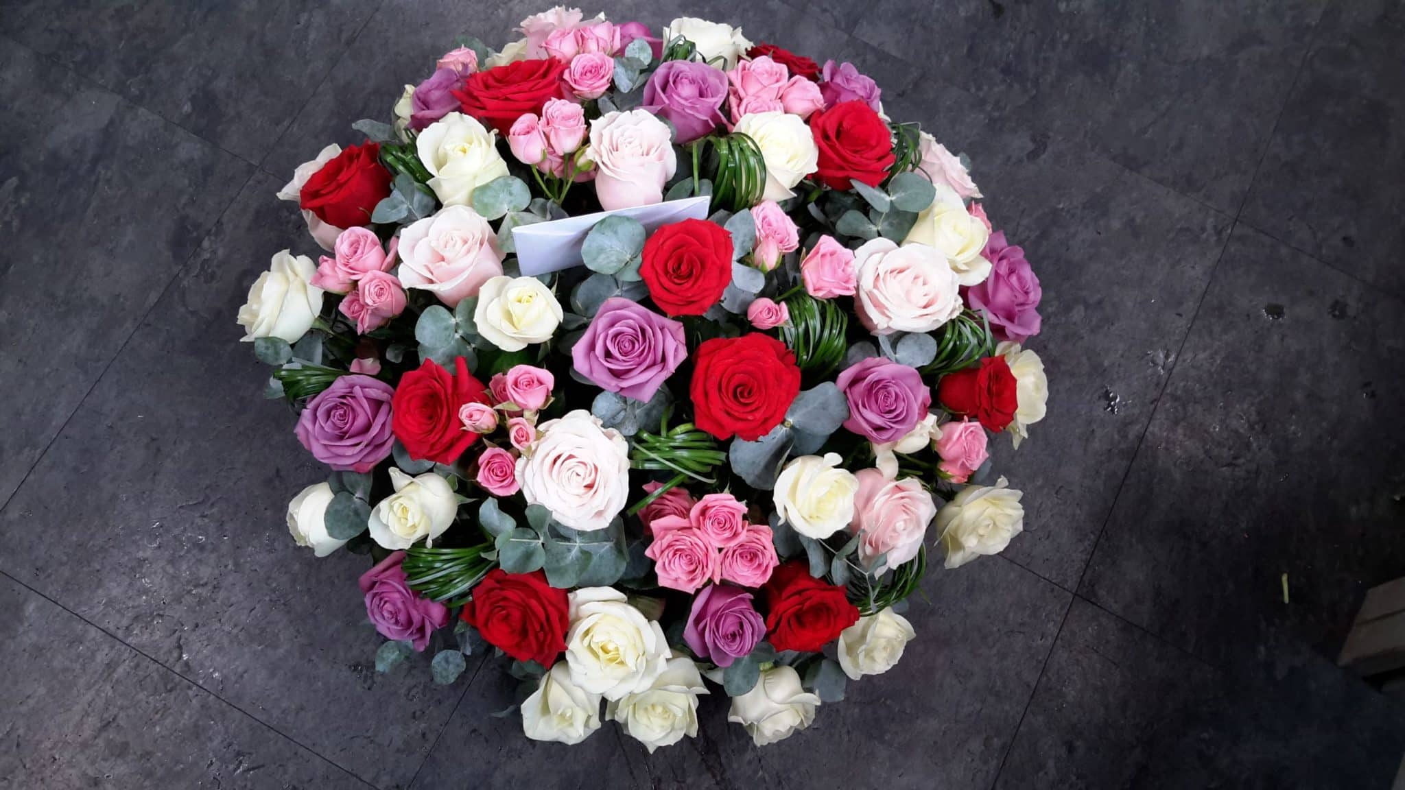 Coussin de roses - Chaumont, Les Fleurs - Artisan fleuriste, votre ...